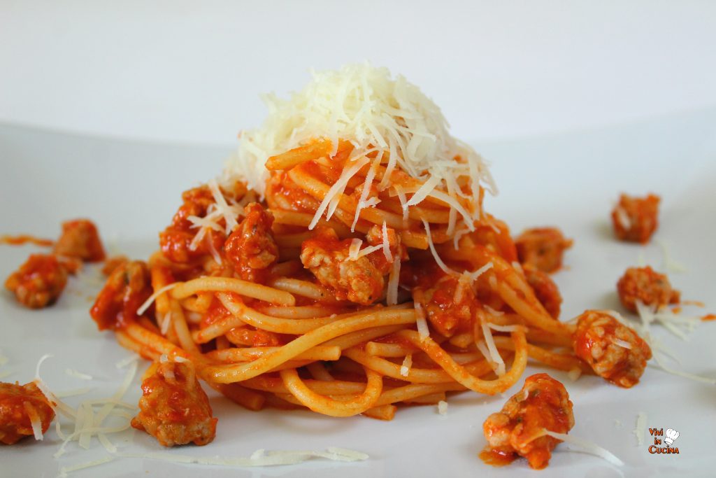 Spaghetti al ragù di salsiccia - Primi piatti semplici - Vivi In Cucina